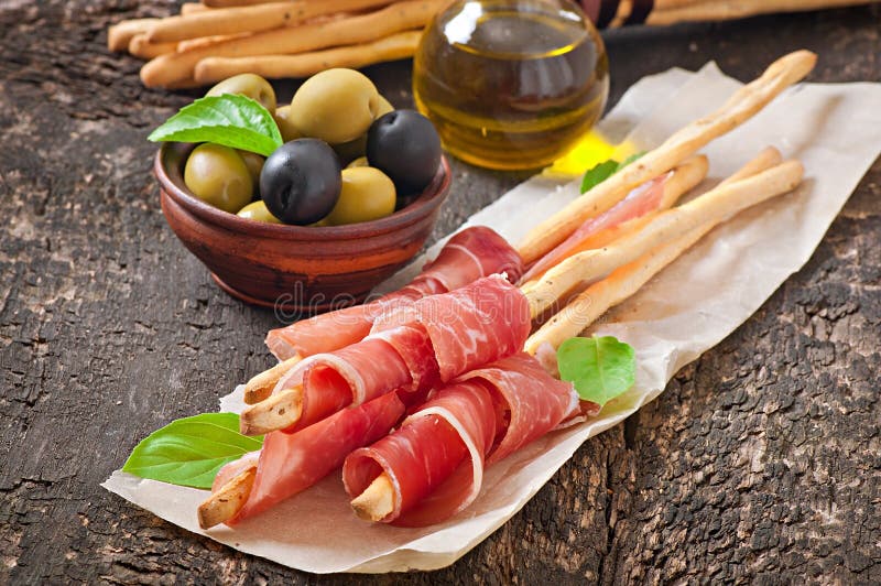 Barras De Pan De Grissini Con El Jamón Imagen de archivo - Imagen de ...