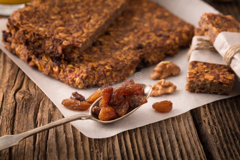 Barras Del Cereal Con Las Pasas Y Las Nueces Imagen de archivo - Imagen ...