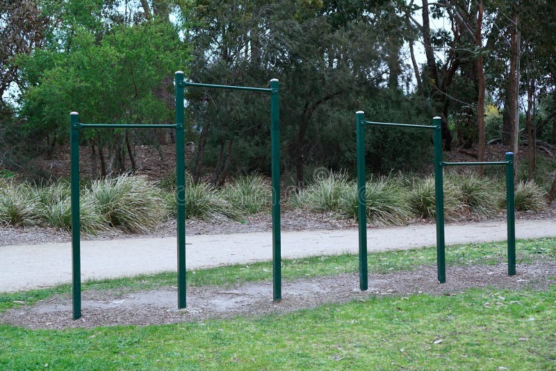Barras Del Ejercicio En Parque Imagen de archivo - Imagen de afuera ...