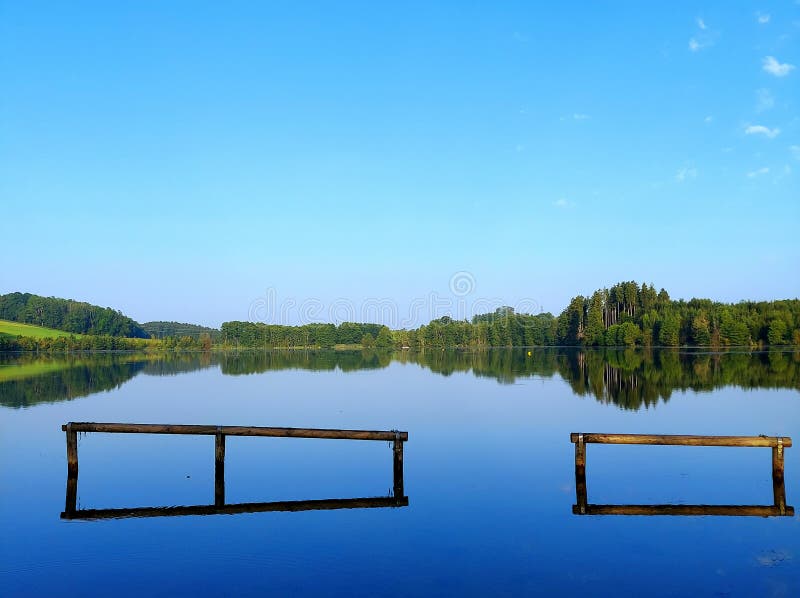 Barreras De Madera En Un Lago Azul Claro Imagen de archivo - Imagen de ...