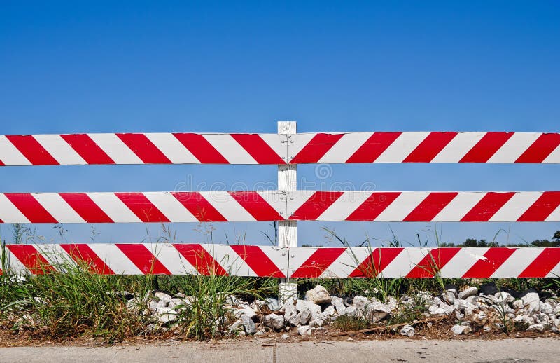 Barrière De Route Au Modéré Photo stock - Image du corde, route: 142139288