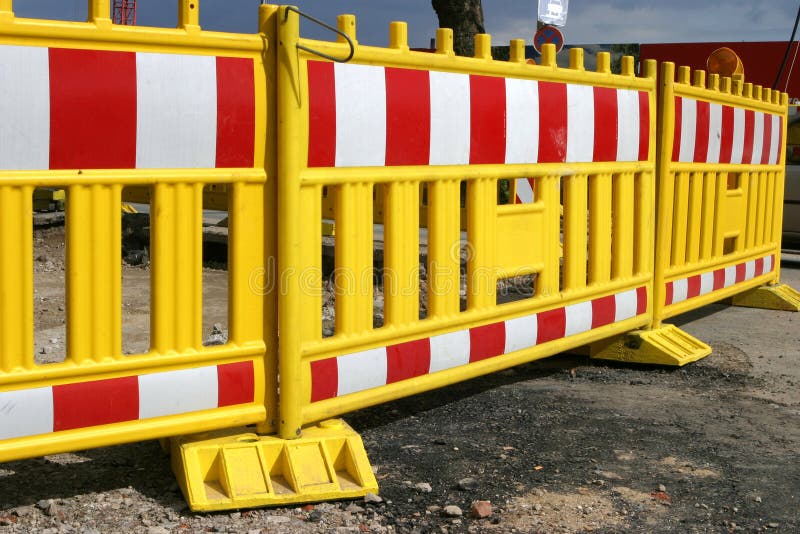Barrière routière photo stock. Image du jaune, risque - 8608186
