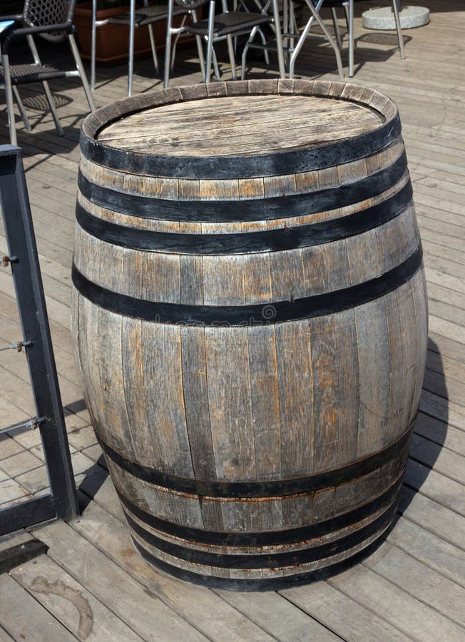 Barril Antiguo Del Whisky O De Vino Aislado En Blanco Foto de archivo ...