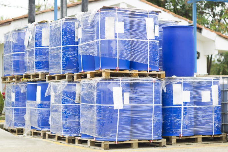 Barriles azules foto de archivo. Imagen de exterior, almacén - 70207242