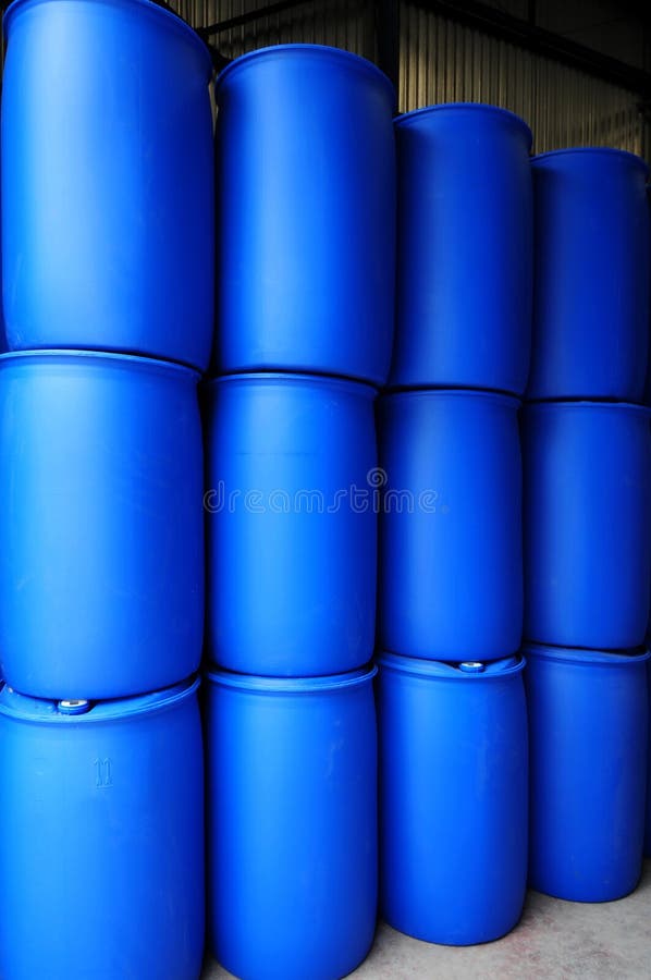 Barriles azules imagen de archivo. Imagen de modelo, riesgo - 29208119
