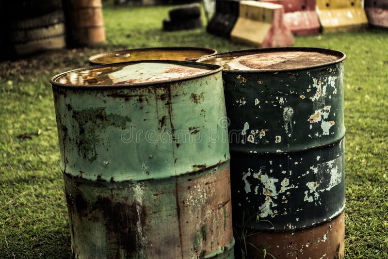 Barriles viejos del metal imagen de archivo. Imagen de barril - 92917075