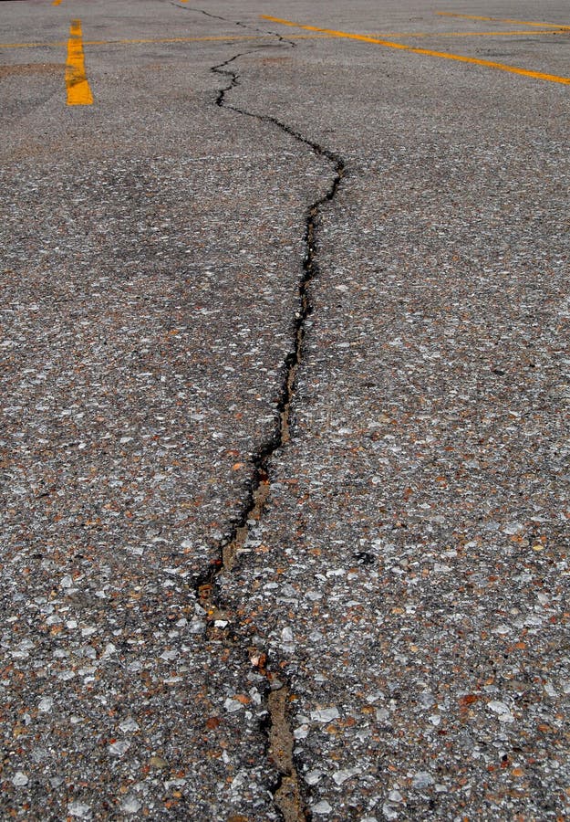 Barst in de bestrating stock afbeelding. Image of asfalt - 4903079