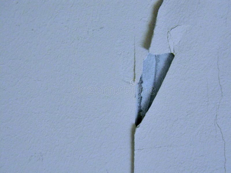 Barst op een witte muur stock foto. Image of pleister - 123412464