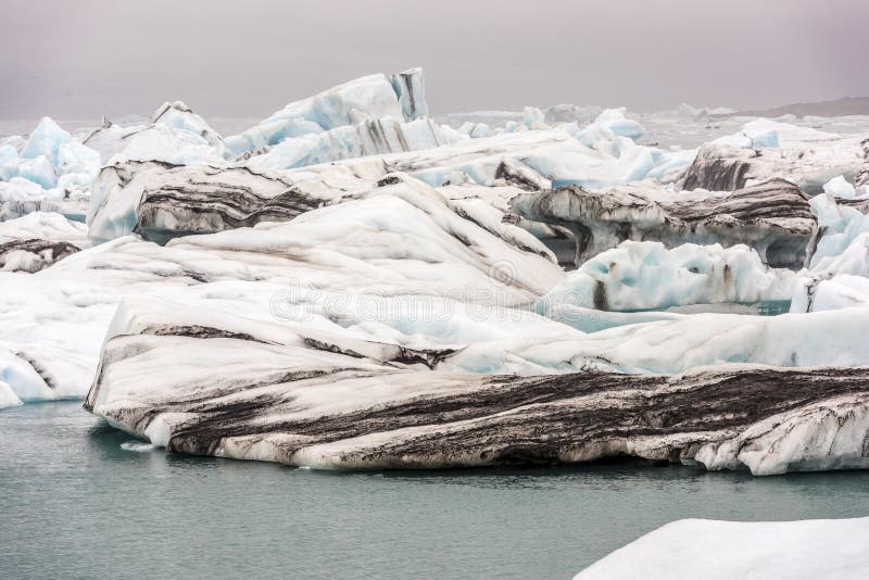 Barstend Ijs Die Op Meer Drijven Stock Foto - Image of ijsberg, ijsland ...