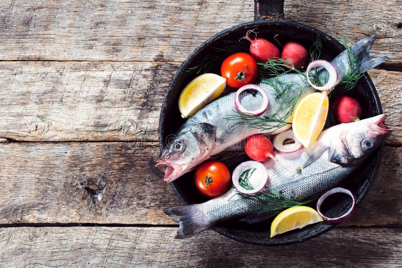 Bas ryba w niecce obraz stock. Obraz złożonej z kuchnia - 46894309