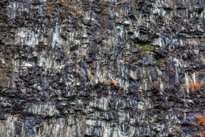Formaciones De Roca Volcánica Del Basalto En La Playa De Reinisfjara ...