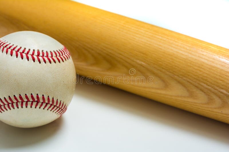 Une Batte De Baseball En Bois Et Une Boule En Cuir Sur Le Fond Blanc ...