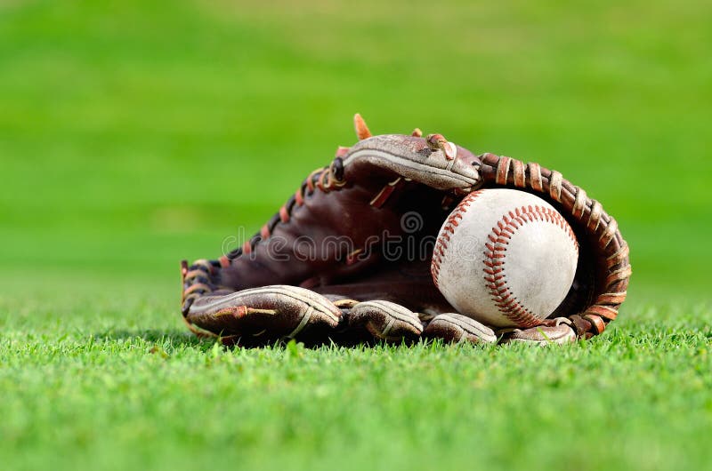 Baseball nella guantone immagine stock. Immagine di campo - 83494665