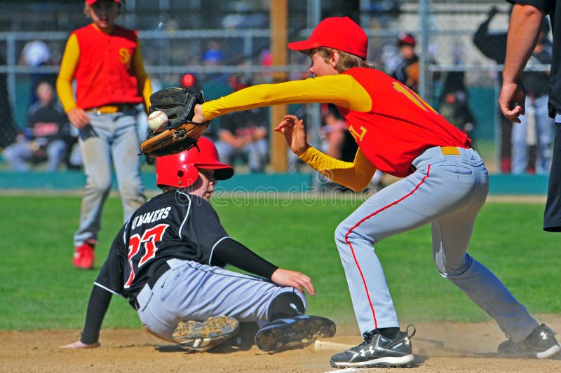 Baseballe safe at 3rd editorial image. Image of oregon - 10052810