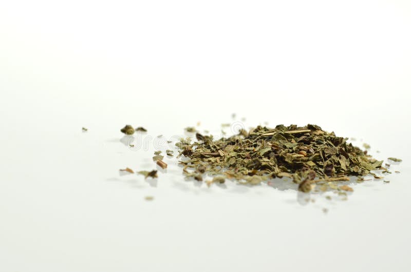 Pile Du Basilic Sec Par Prise De Masse D'isolement Sur Le Blanc. Photo ...