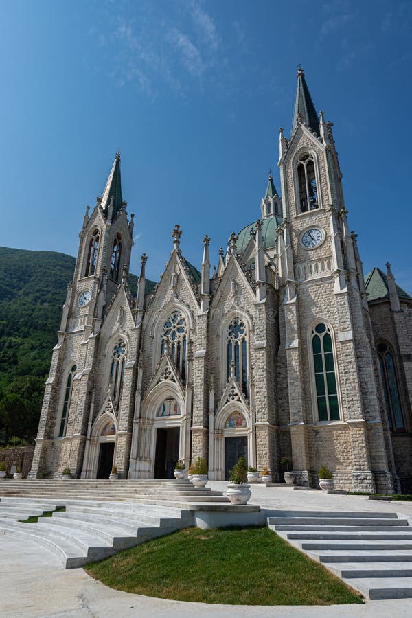 Basilica of Castelpetroso stock photo. Image of nave - 180623448