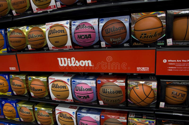 Basket-balls Sur Des Rayons De Magasin Image stock éditorial - Image du ...