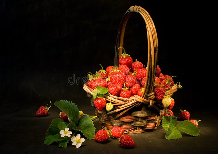 Basket with strawberries stock image. Image of leaves, healthy - 287293