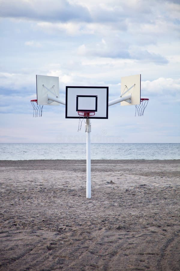 Basketball auf dem Strand stockbild. Bild von sport, netz - 24418171