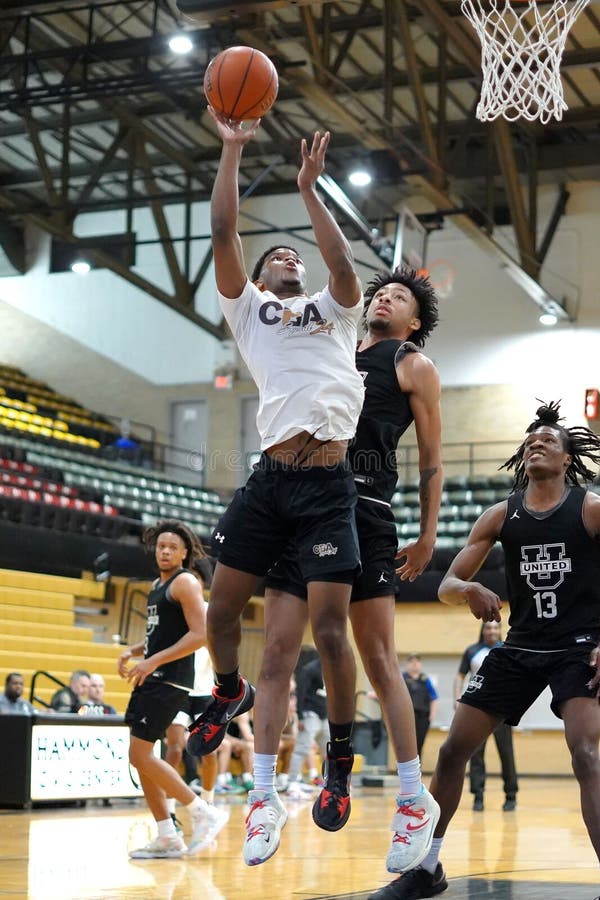 Basketball Player Shooting the Ball into the Hoop Editorial Photo ...