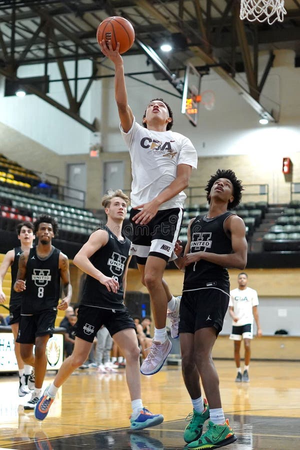 Basketball Player Shooting the Ball into the Hoop Editorial Photo ...