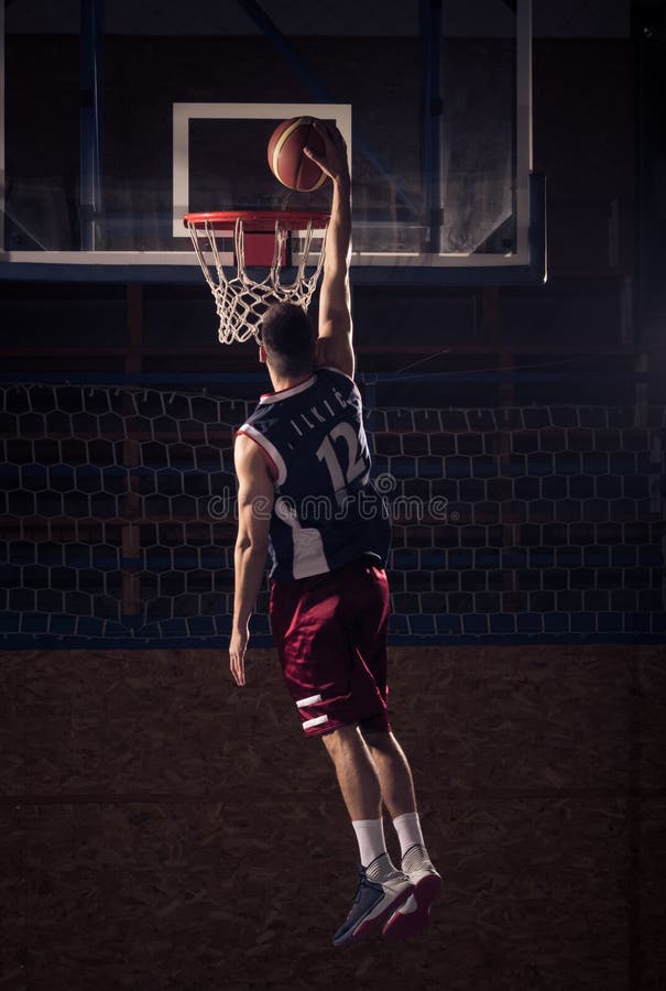 Basketball-Spieler, Niedrige Winkelsicht, Slam Dunk Stockfoto - Bild ...