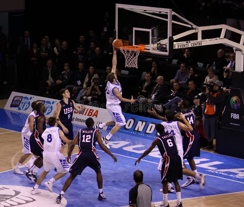 Basketballspiel redaktionelles stockfoto. Bild von varese - 4790208