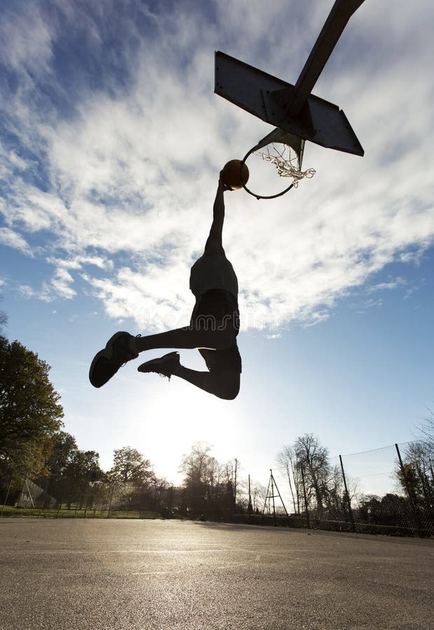 Basketball-Spieler-Slam Dunk-Schattenbild Stockfoto - Bild von ...