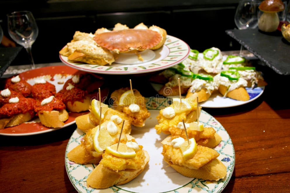 Baskiska pintxos fotografering för bildbyråer. Bild av bask - 42715245