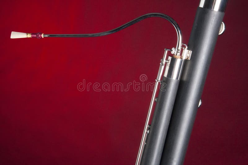 Bassoon-Abschluss Getrennt Auf Rot Stockfoto - Bild von orchester ...