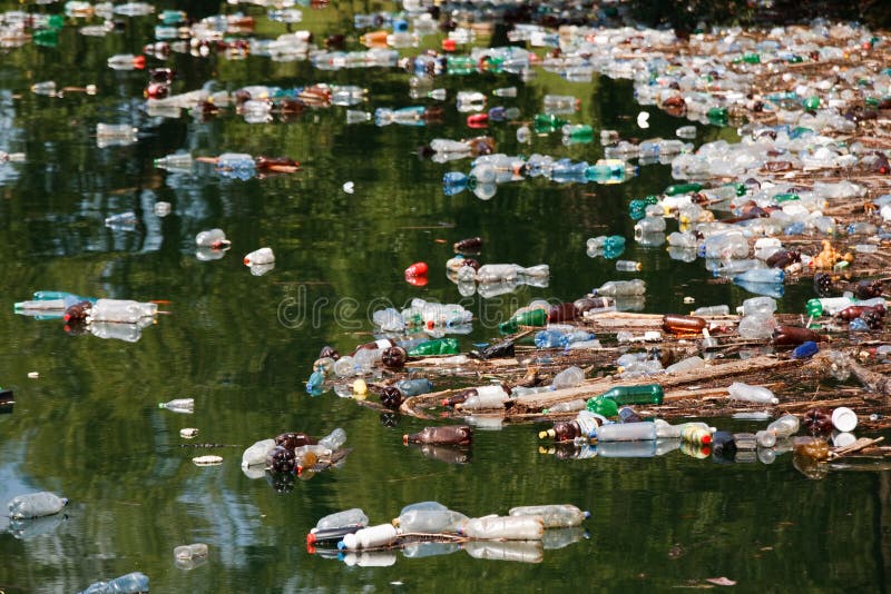 Basura En Una Rampa Del Barco Del Lago Imagen de archivo - Imagen de ...