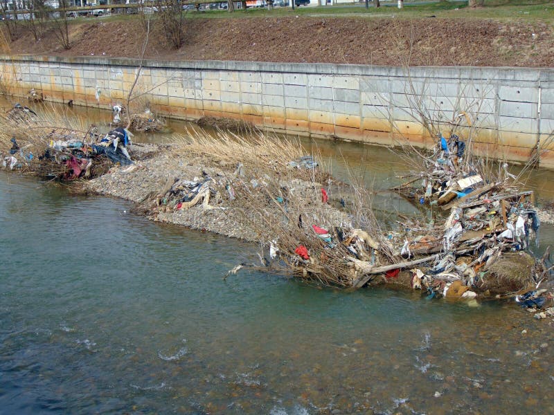 Basura En El Río Contaminación Imagen de archivo - Imagen de aeroplano ...