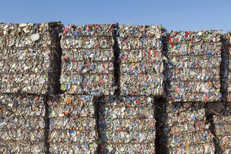 Collage De La Basura Reciclable En El Fondo Blanco Imagen de archivo ...