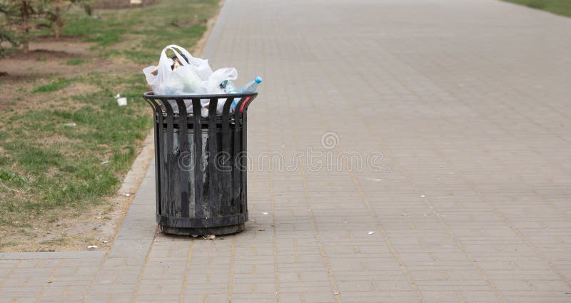 Basurero De Metal En Una Ciudad Imagen de archivo - Imagen de basura ...