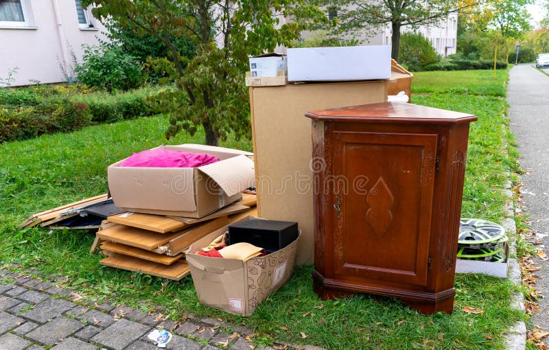 Basurero En La Calle Para Reciclaje Foto de archivo - Imagen de ...