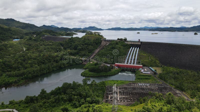 The Batang Ai Dam of Sarawak Stock Image - Image of jungle, aquaculture ...