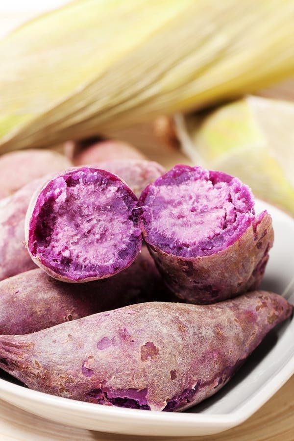 Batata Doce Roxa No Fundo Branco Foto de Stock - Imagem de batatas ...