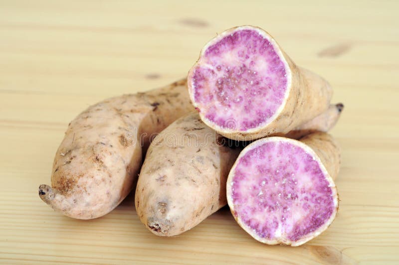 Batata doce roxa imagem de stock. Imagem de meio, roxo - 41281483
