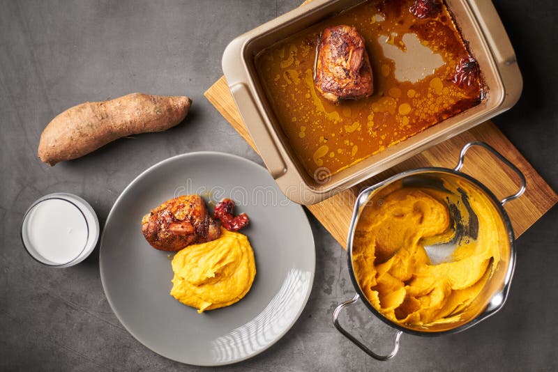 Batata Machacada Con Leche De Coco Y Pollo Asado Imagen de archivo ...