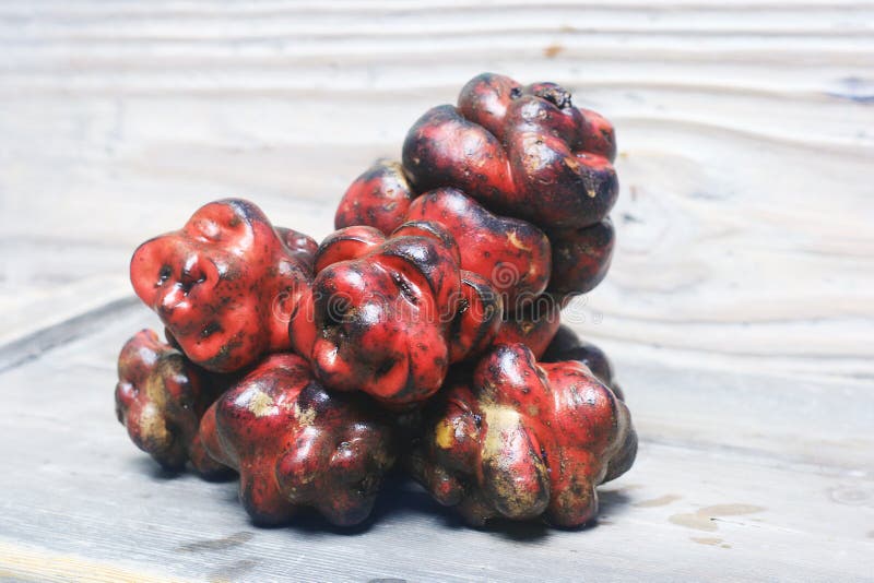 Batata Peruana Recheada Com Azeitonas De Ovo De Carne E Passas Num ...