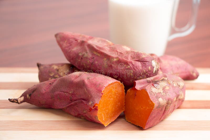Batatas Doces Com Vidro Do Leite Imagem de Stock - Imagem de alimento ...