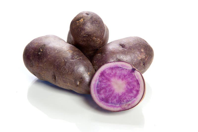 Batata De Vitelotte Isolada Foto de Stock - Imagem de closeup, maçã ...