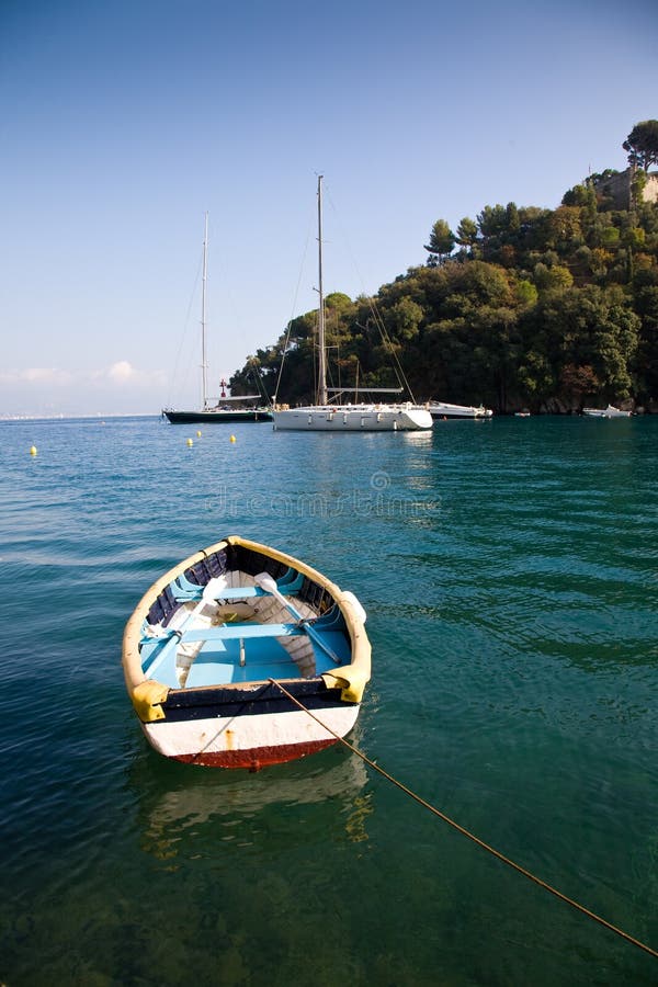 Bateau à rames image stock. Image du rowboat, méditerranéen - 7328215