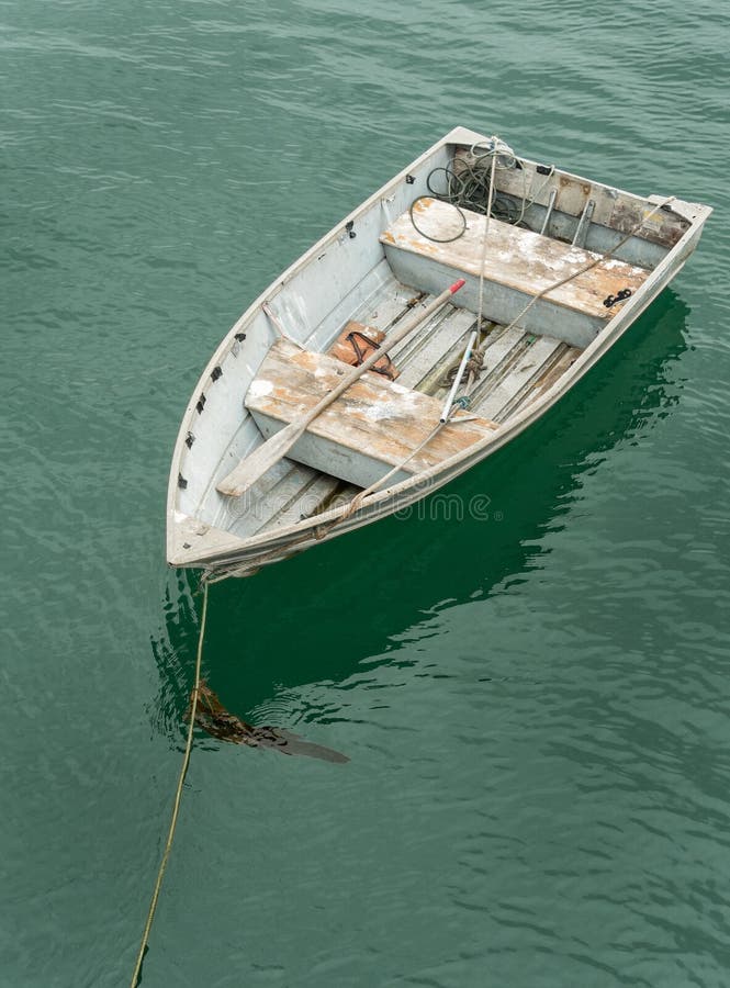 Bateau à Rames Attaché Au Dock Photo stock - Image of quai, antiquité ...