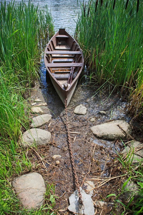 Bateau à Rames En Bois Sur Le Rivage De Lac Photo stock - Image du ...