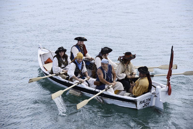 Bateau à rames de pirate image stock éditorial. Image du reconstitution ...