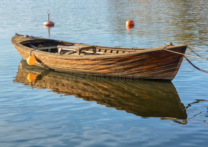 Vieux Bateau à Rames Traditionnel. Image stock - Image du cassé, bois ...