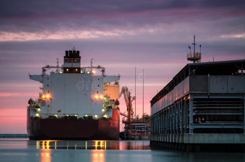 BATEAU-CITERNE DE GNL SUR LE TERMINAL DE GAZ Image stock - Image du ...