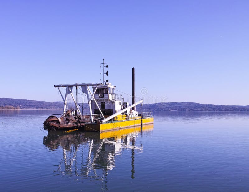 Bateau de dragage photo stock. Image du forêt, tuyaux - 50564454