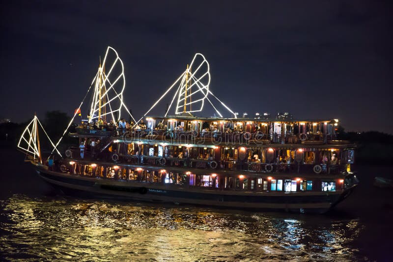 Bateau de restaurant photo éditorial. Image of prêt, mangez - 99526646